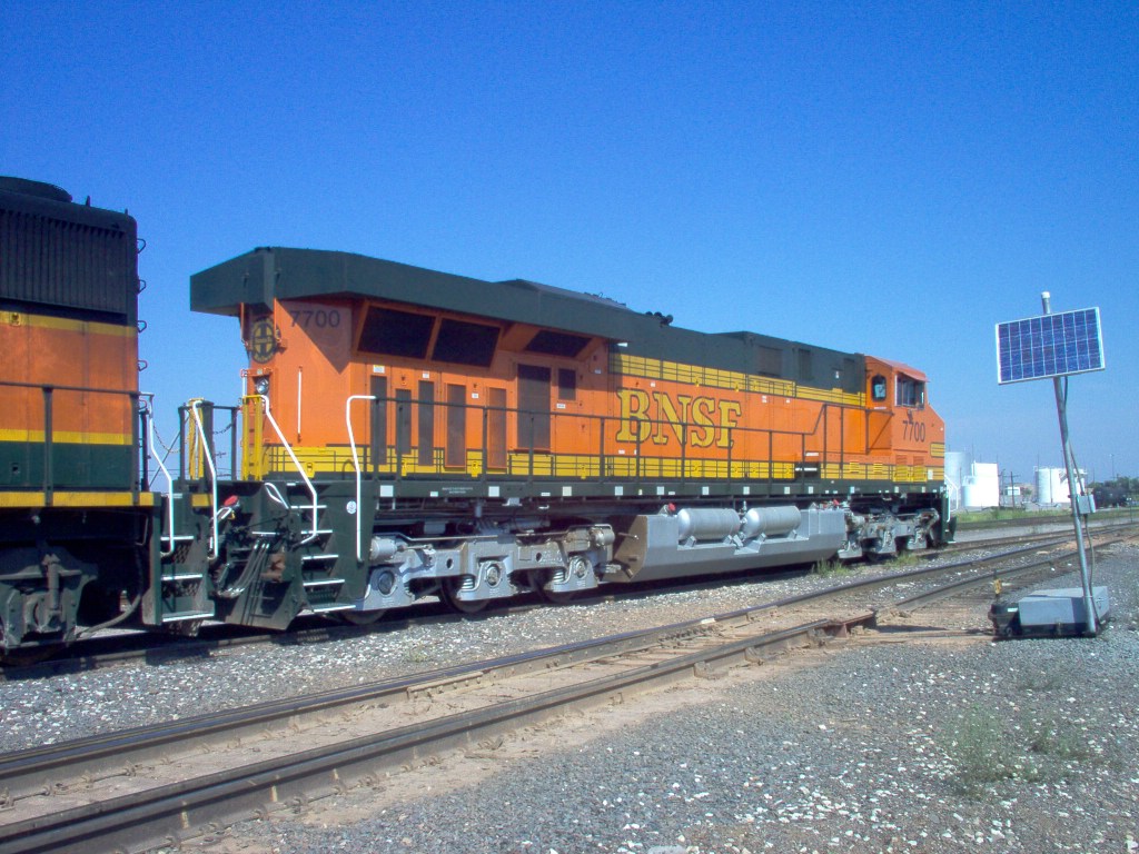 BNSF ES44DC 7700
